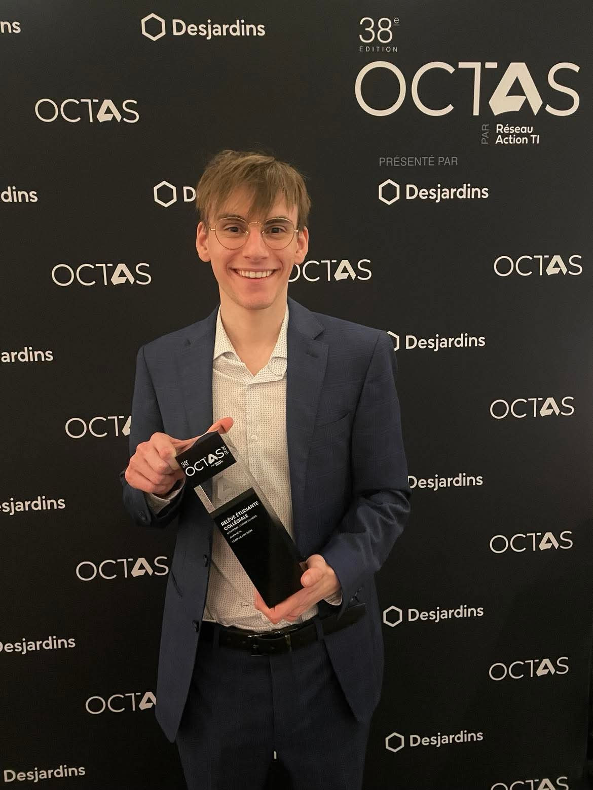 Julien Dutil reçoit le prix de la relève étudiante de l'année au ...